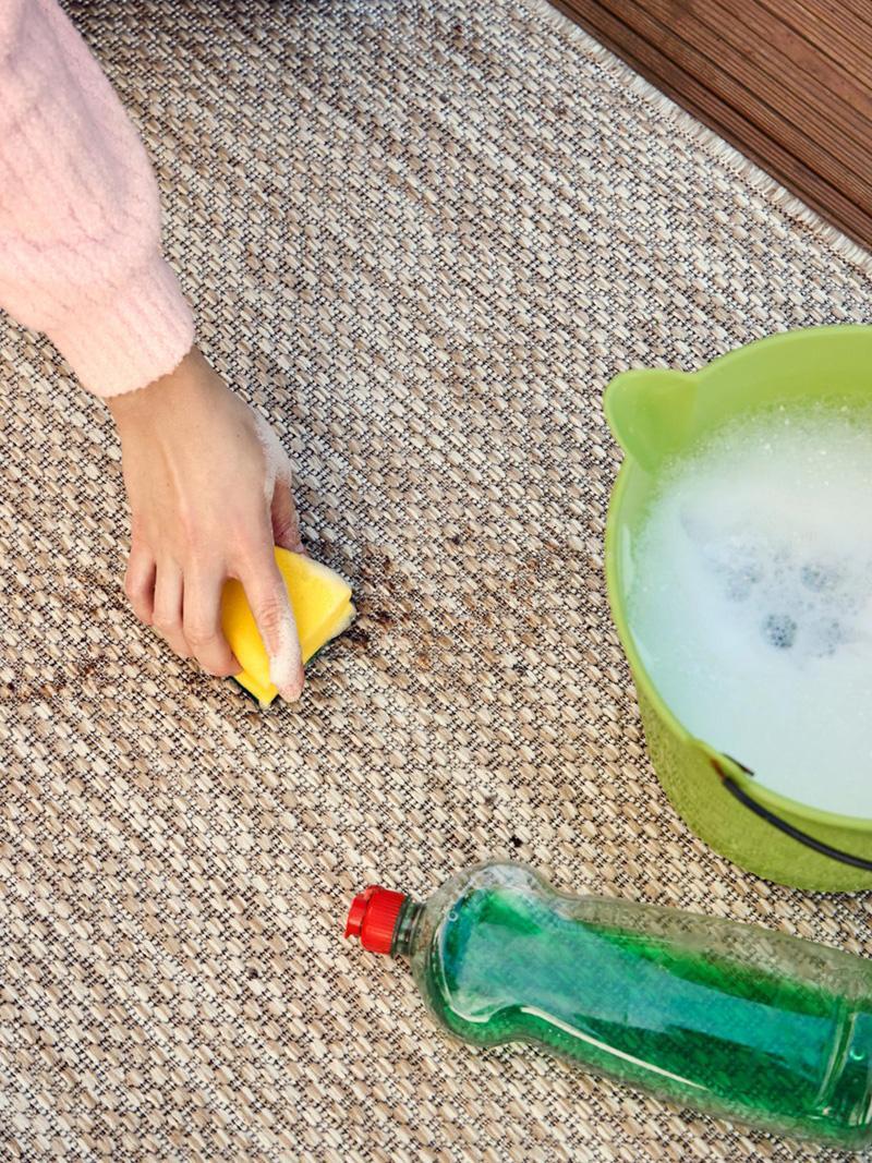So reinigen Sie einen Outdoor-Teppich in 9 einfachen Schritten - Rugvista